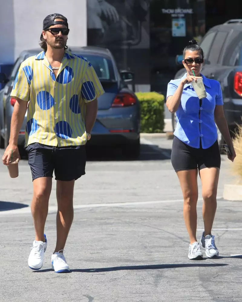 Kourtney Kardashian kaj Scott Disick butikumas en Malibu Country Mart