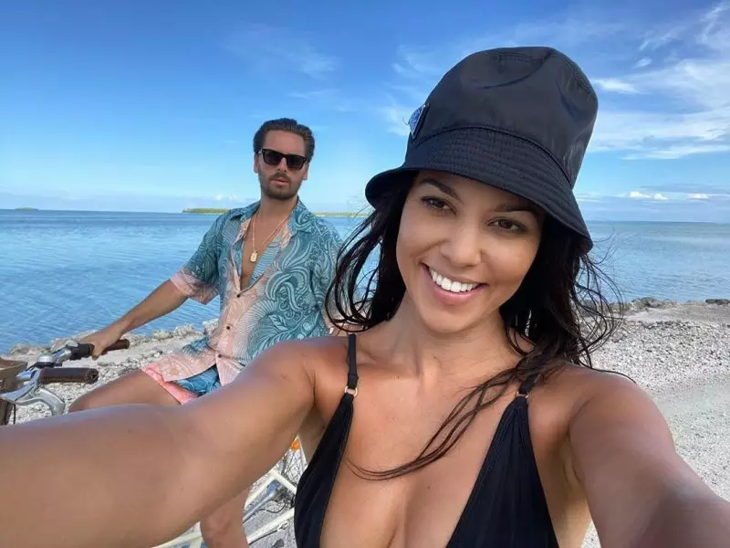 20 Scott-Disick-Kourtney-Kardashian-Feria-Selfies-2