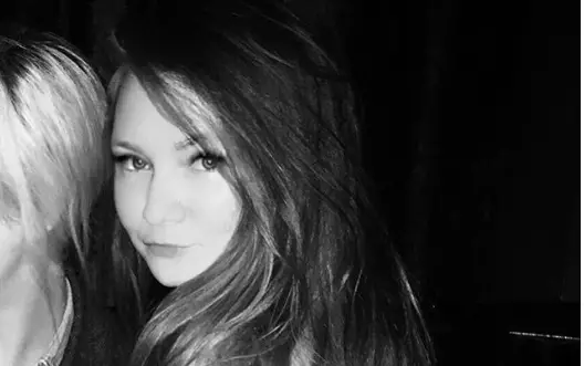 Hvem er Anna Delvey? — Alt å vite om Human Fyre-festivalen