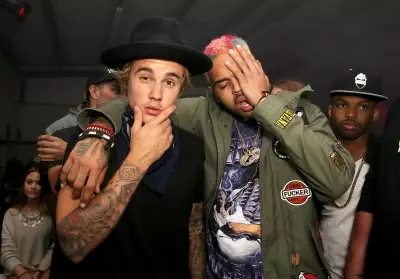 Justin Bieber u kritikua nga fansat për mbështetjen e Chris Brown pas akuzave për përdhunim