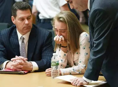 Michelle Carter în tribunalul pentru minori Părinții lui Michelle Carter susțin că ea nu este ticălosul în care este portretizată.